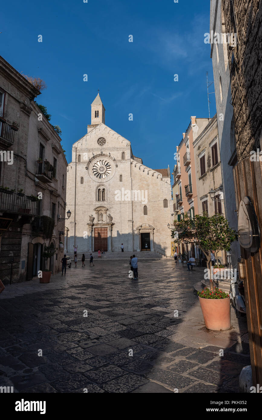 The cathedral of old Bari Stock Photo - Alamy