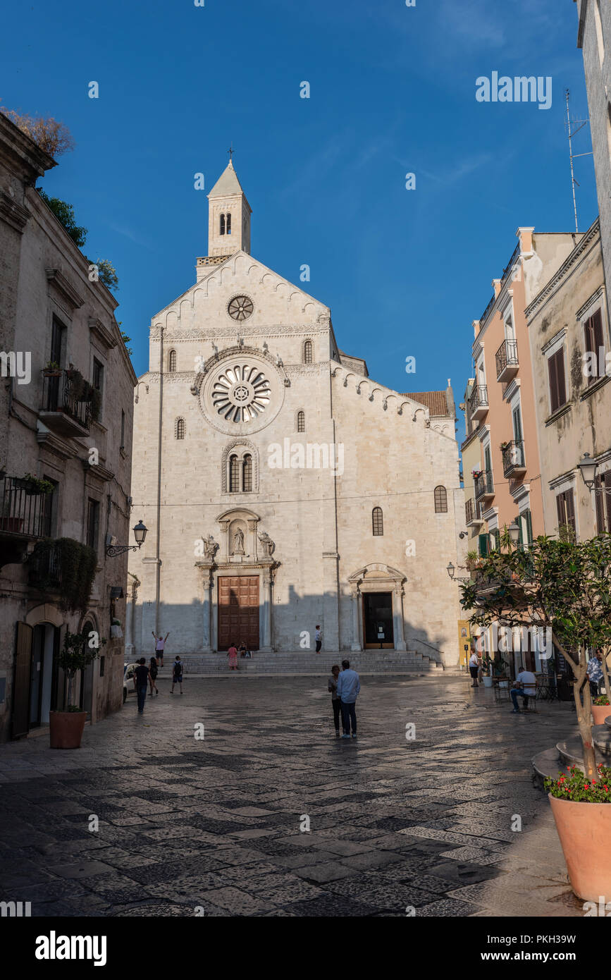 The cathedral of old Bari Stock Photo - Alamy