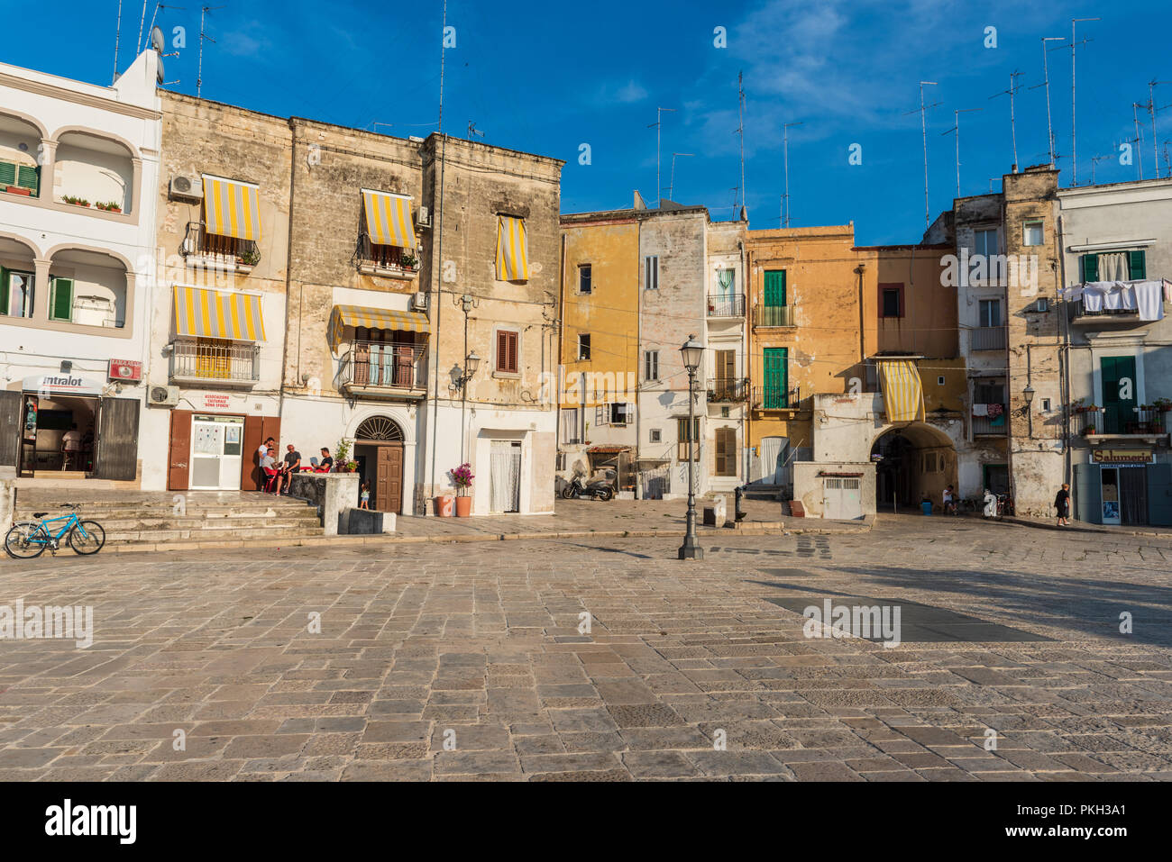 The streets and alleys of old Bari Stock Photo - Alamy