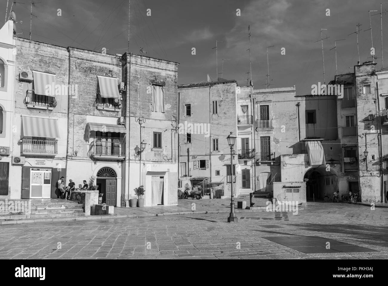 The streets and alleys of old Bari Stock Photo - Alamy