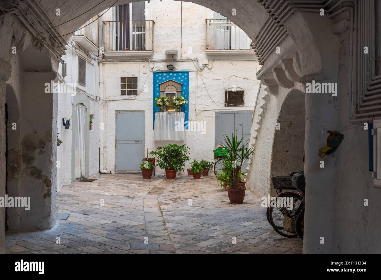 The streets and alleys of old Bari Stock Photo - Alamy