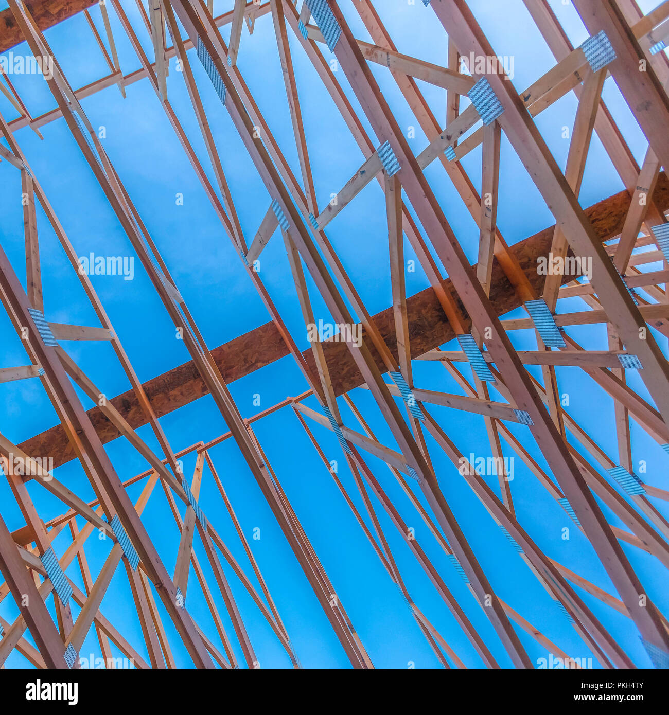 Sky view through rafters hi-res stock photography and images - Alamy
