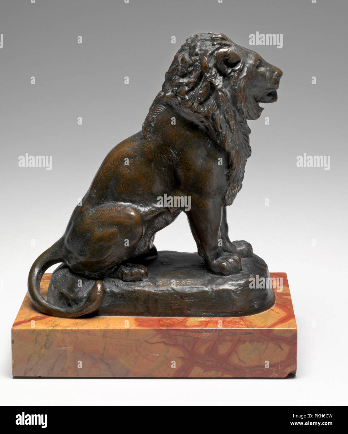 Seated lion hi-res stock photography and images - Alamy