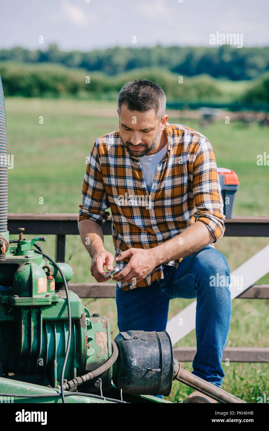 Man fixing tractor hi-res stock photography and images - Alamy