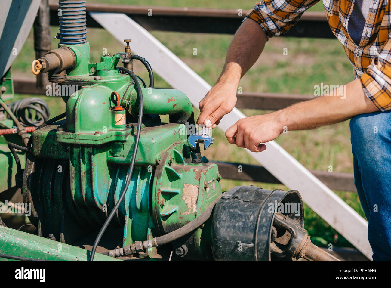 Man fixing tractor hi-res stock photography and images - Alamy