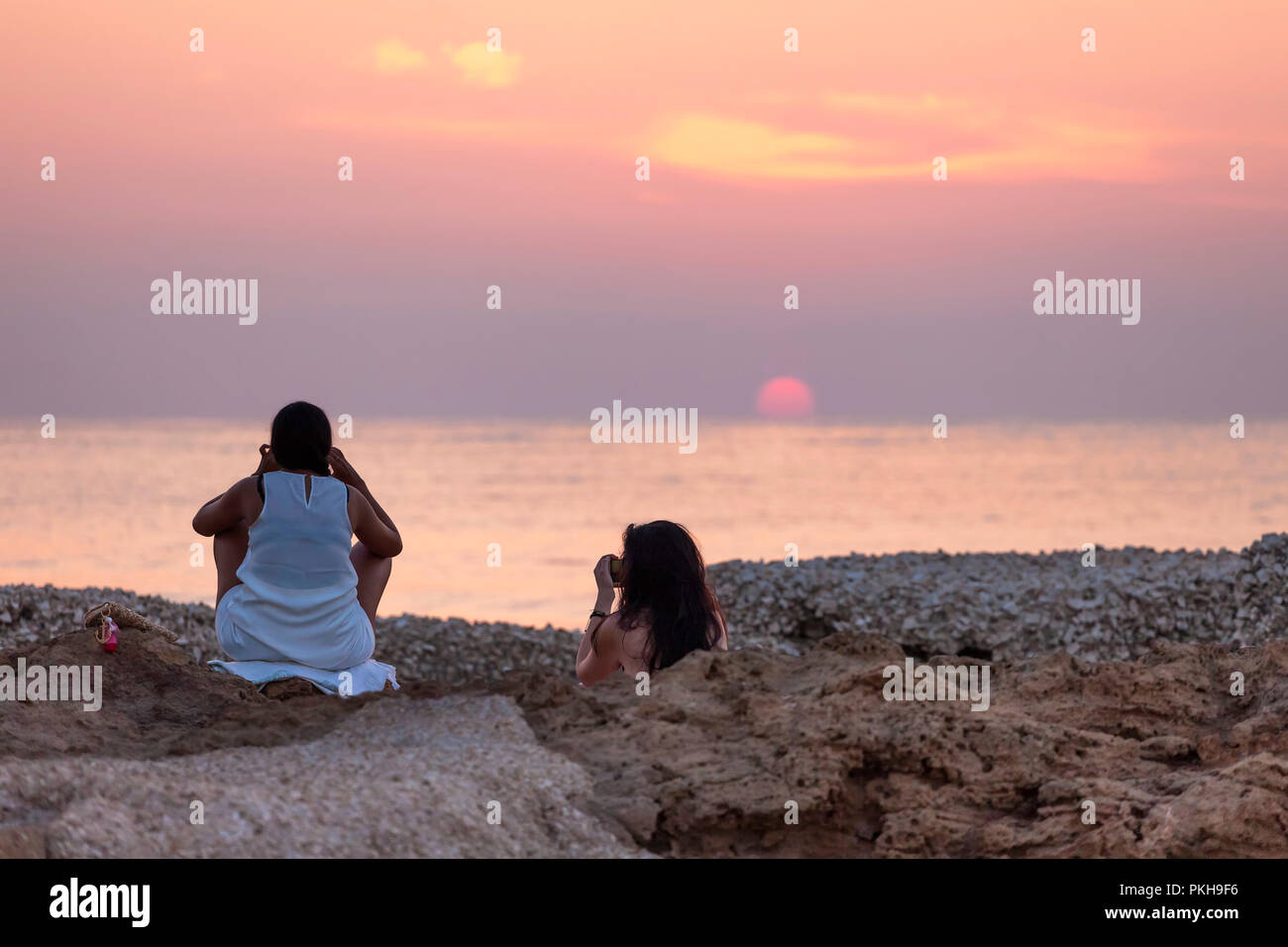 Two girls sunset silhouette hi-res stock photography and images - Alamy
