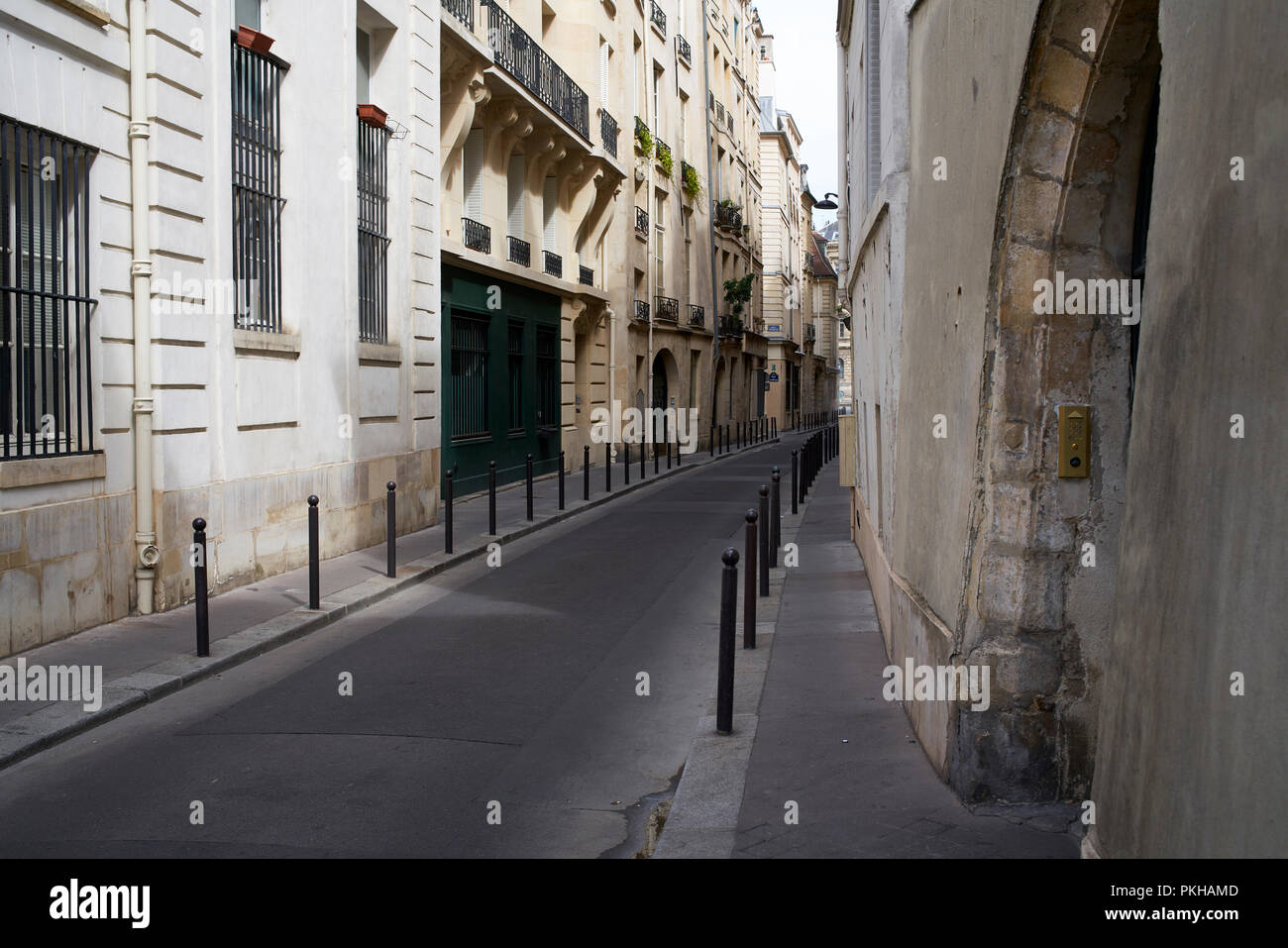 Parisian buildings color hi-res stock photography and images - Alamy