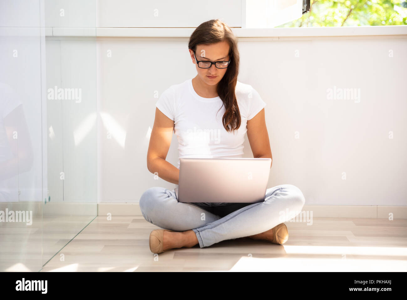 Journalist laptop hi-res stock photography and images - Alamy