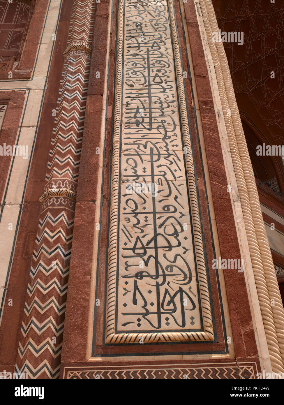 CALLIGRAPHY ON THE DARWAZA-E RAUZA, MAIN ENTRANCE TO THE TAJ MAHAL ...