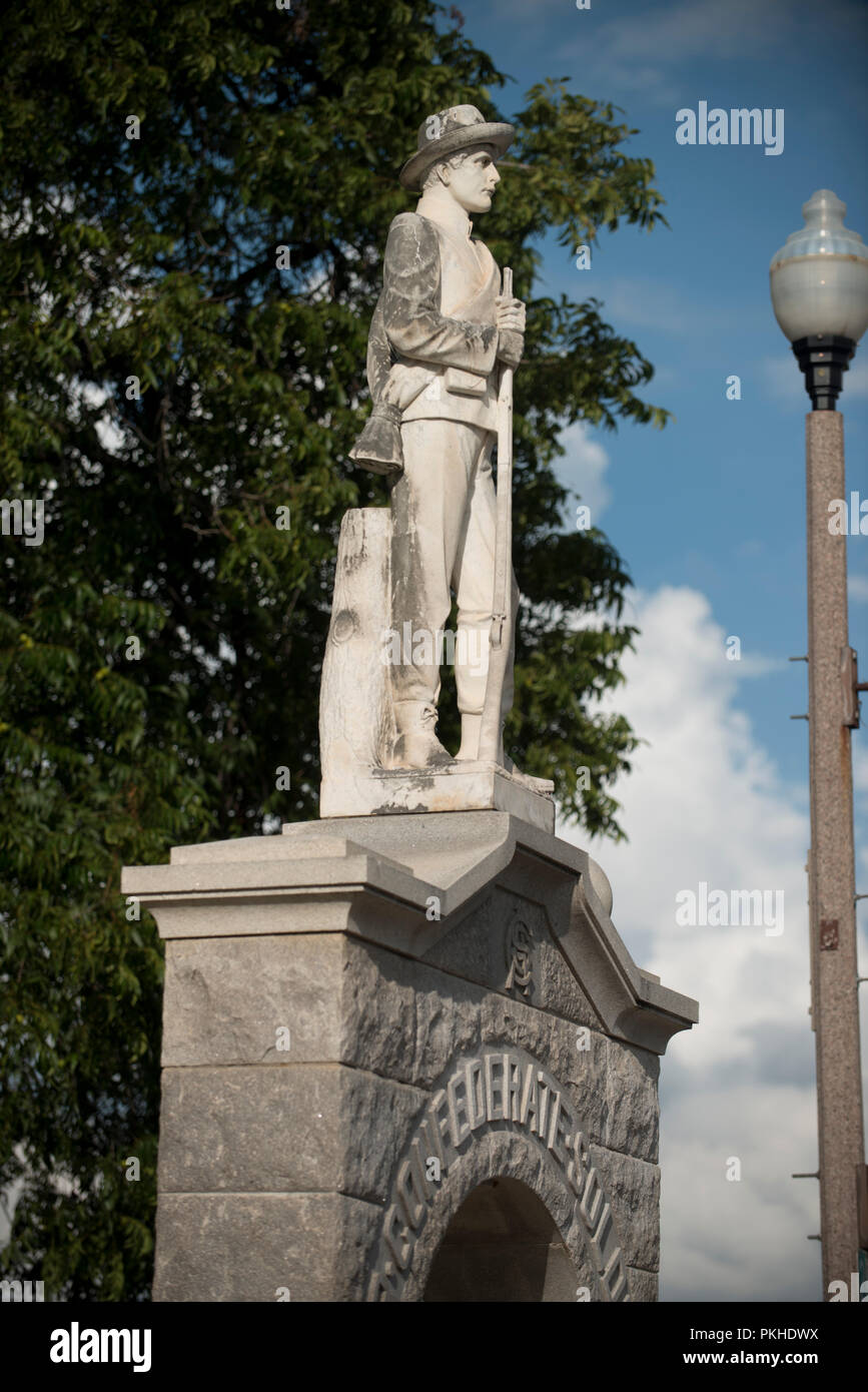 Confederate Soldiers Civil War Memorial statue in Denton, Texas. Statue ...