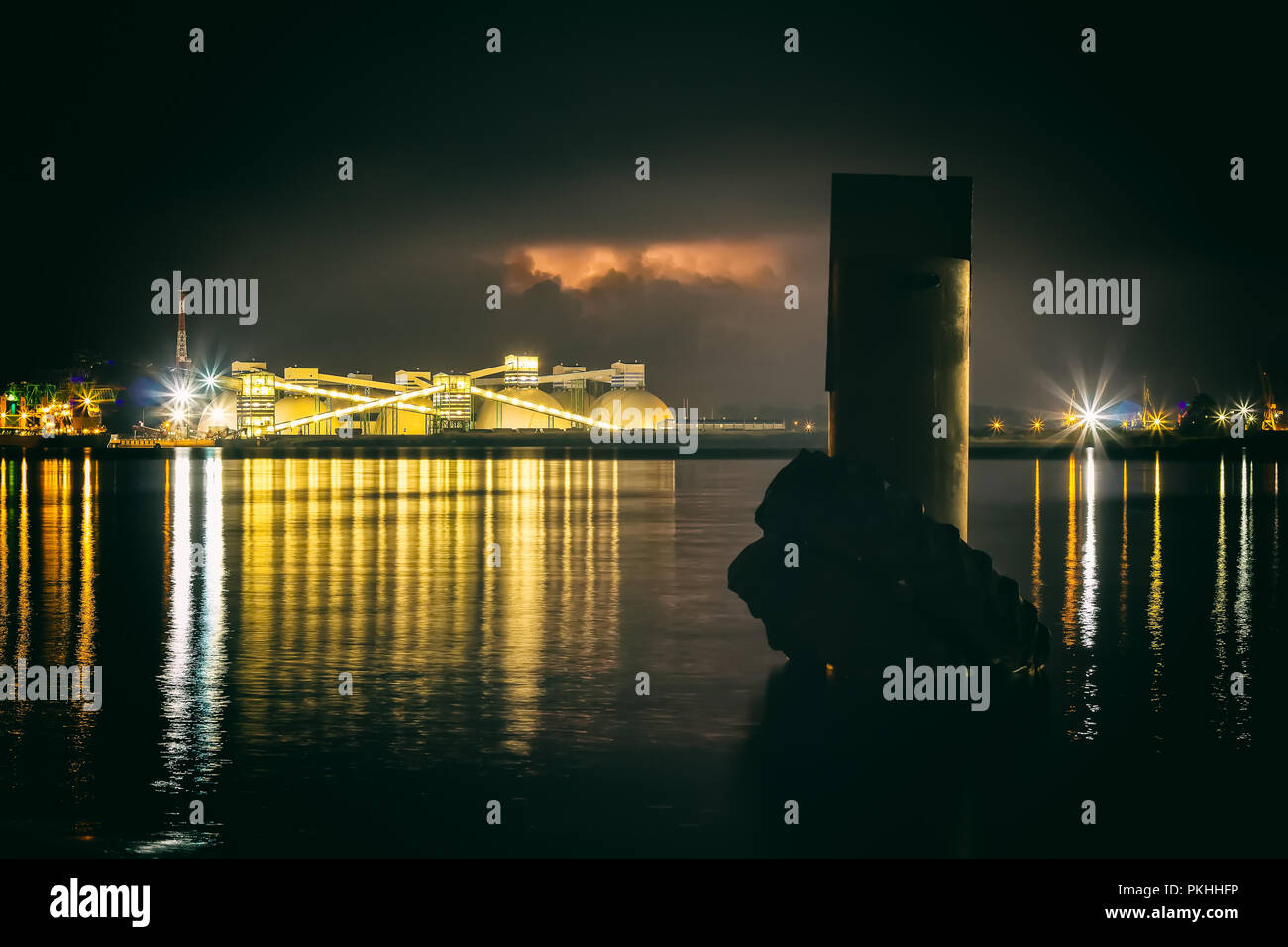 Ship oil terminal night hi-res stock photography and images - Alamy