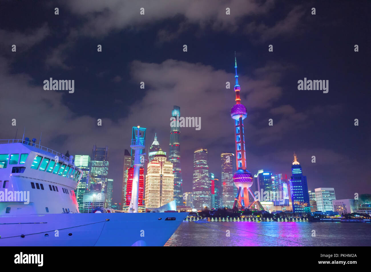 Cruise ship in harbor by Shanghai downtown, skyscrapers of modern ...