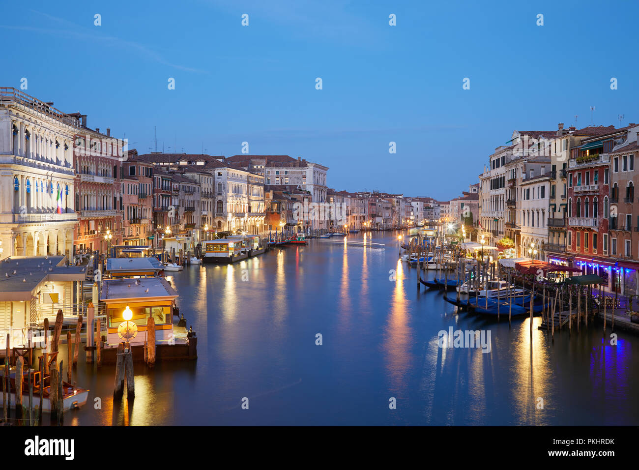 Illuminated architecture hi-res stock photography and images - Alamy