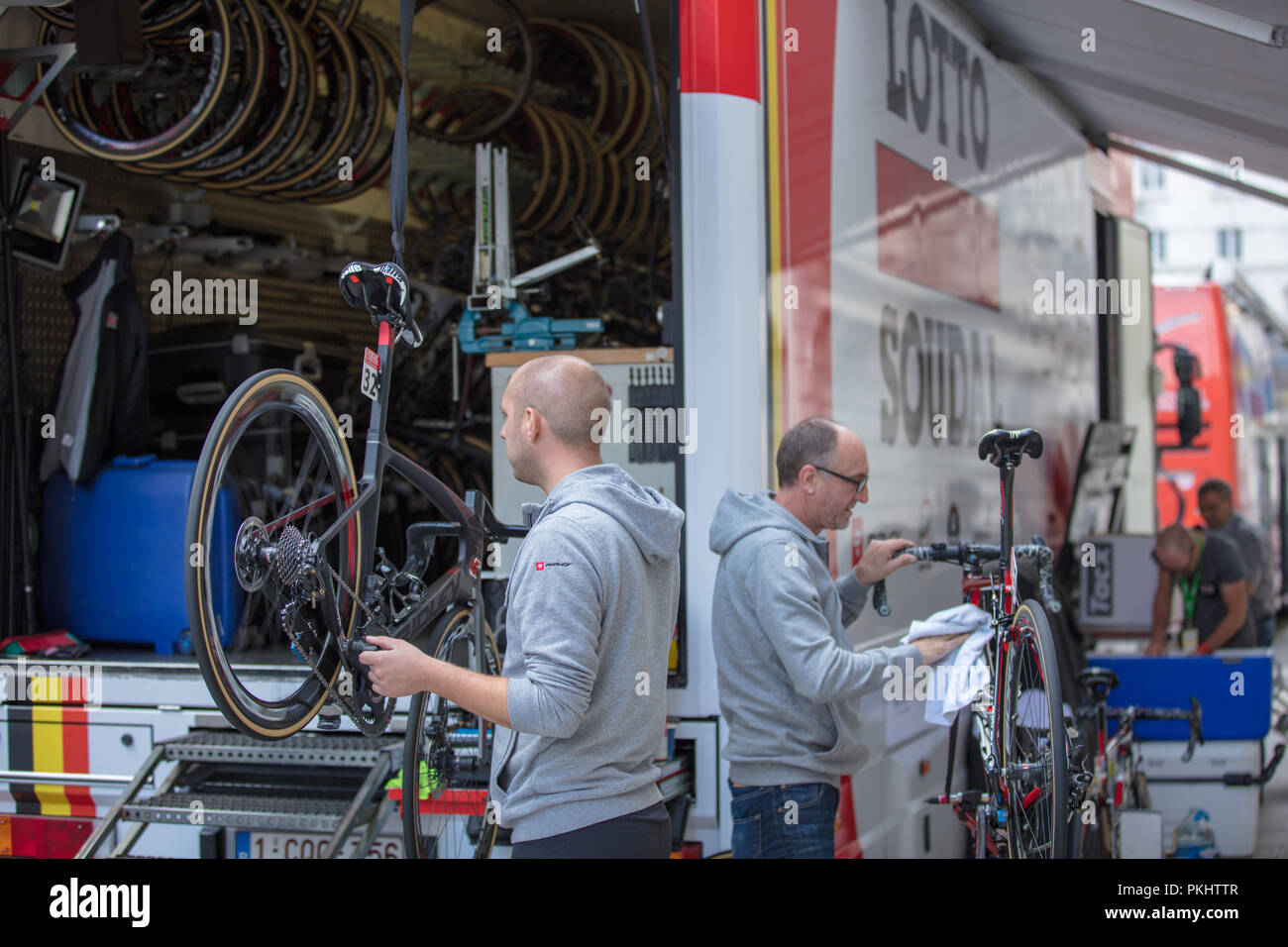 Cycle team mechanic hi-res stock photography and images - Alamy