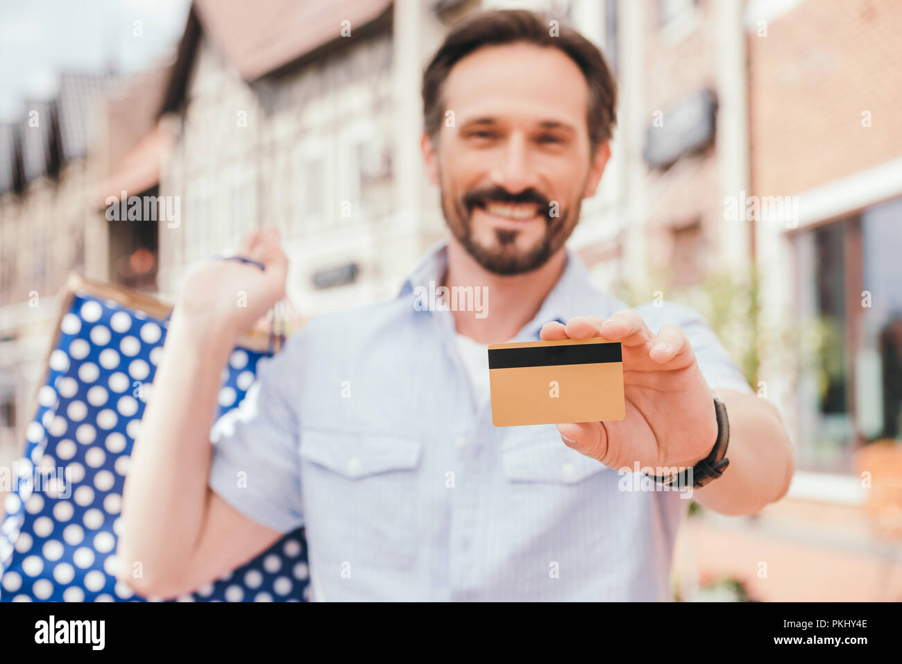 smiling handsome man showing credit card Stock Photo - Alamy
