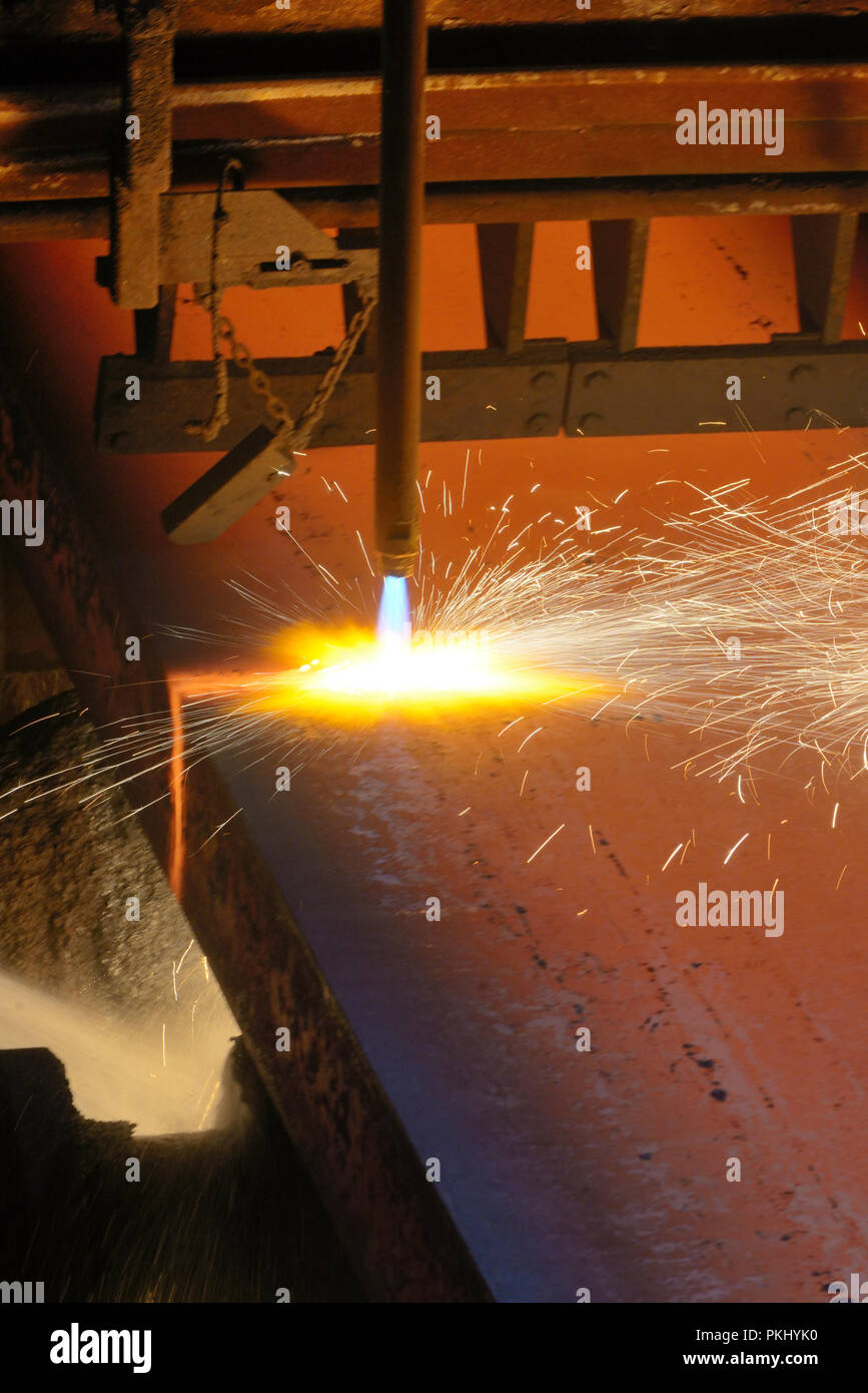 Welder cutting metal in hi-res stock photography and images - Alamy