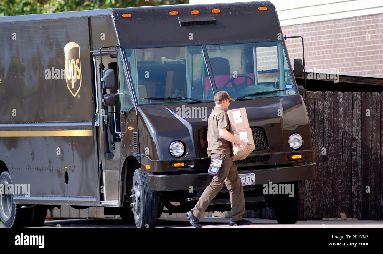 UPS man delivering packages Stock Photo - Alamy