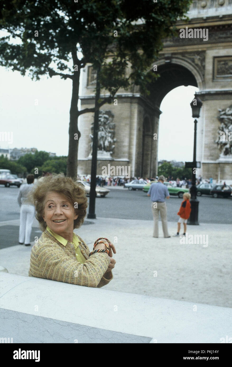 Mrs harris paul gallico hi-res stock photography and images - Alamy