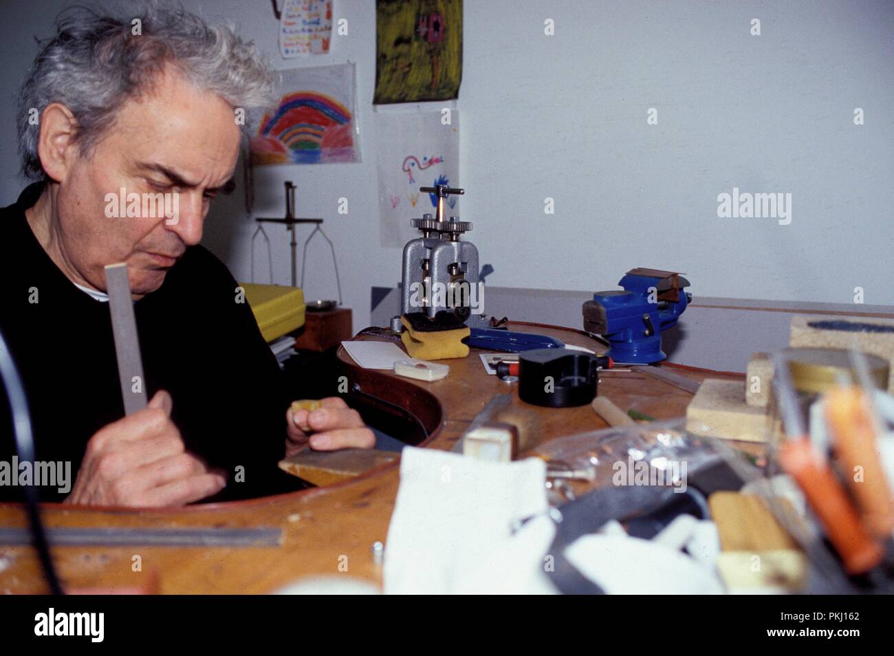 Prof. Peter Raacke in seiner Werkstatt am feilen, Deutschland 2003 ...