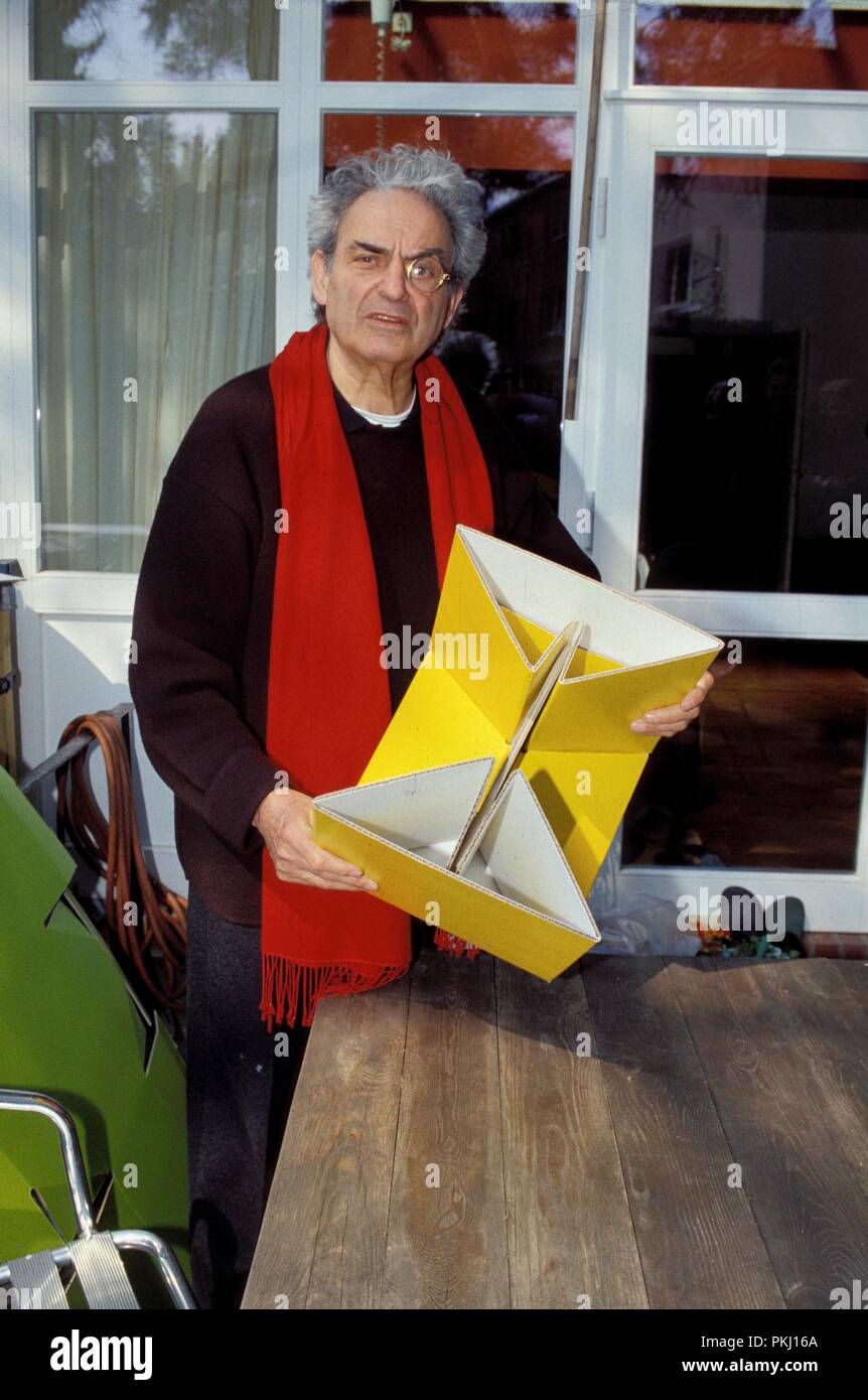 Aufbau eines Möbelstücks aus Pappe druch Prof. Peter Raacke ...