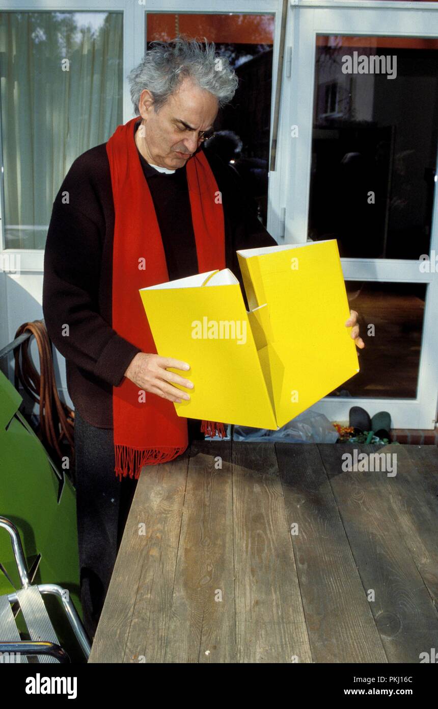 Möbel aus pappe hi-res stock photography and images - Alamy