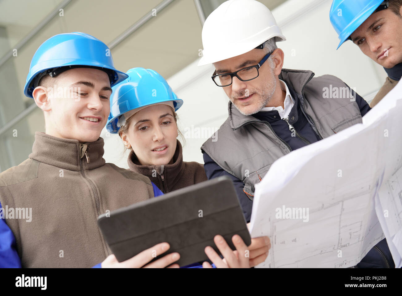 Instructor with young people in engineering training Stock Photo - Alamy