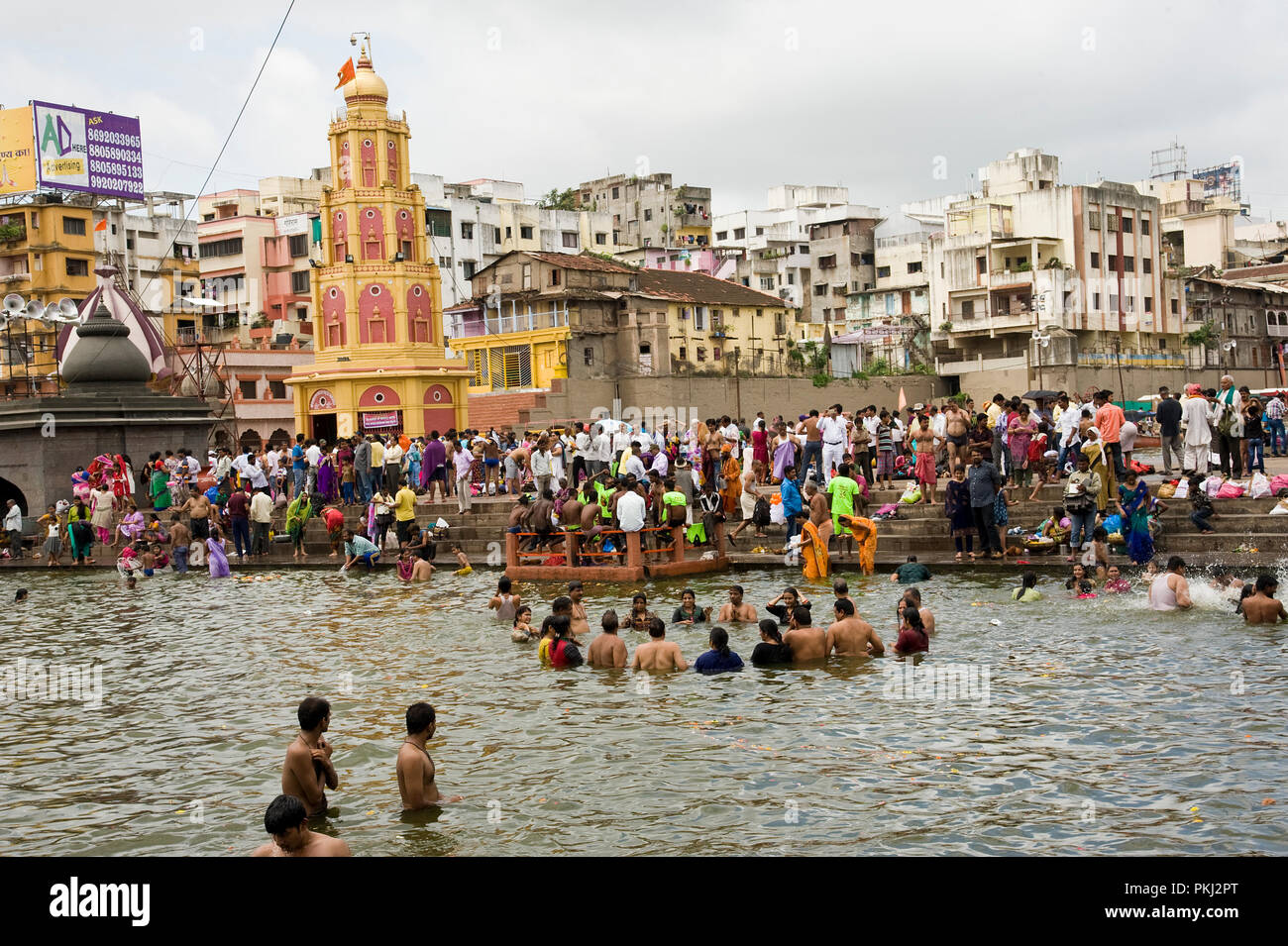 Hindu devotees Take Holy Dip at Nashik kumbha mela Panchavati ram kund ...