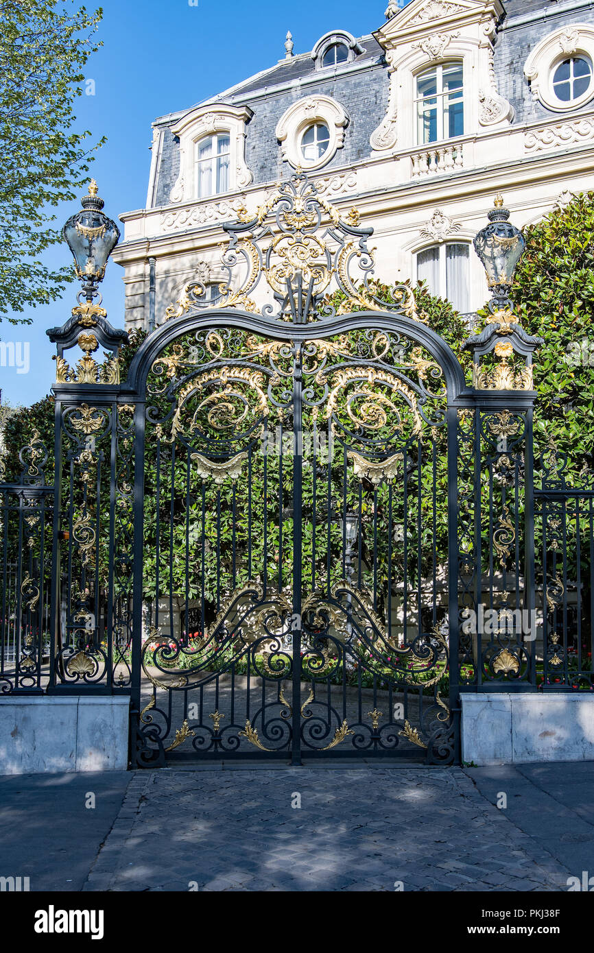 Paris main front door detail hi-res stock photography and images - Alamy