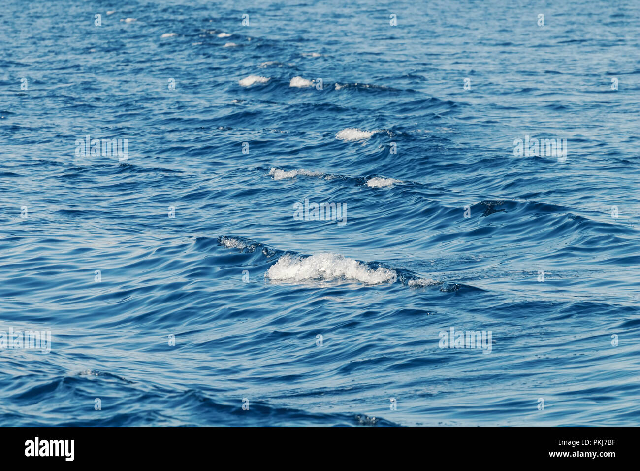 Waves behind a boat, Patterns of waves in water Stock Photo - Alamy