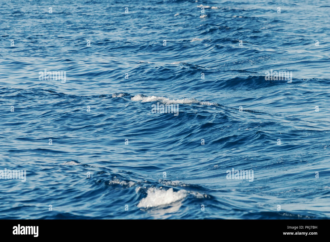 Waves behind a boat, Patterns of waves in water Stock Photo - Alamy