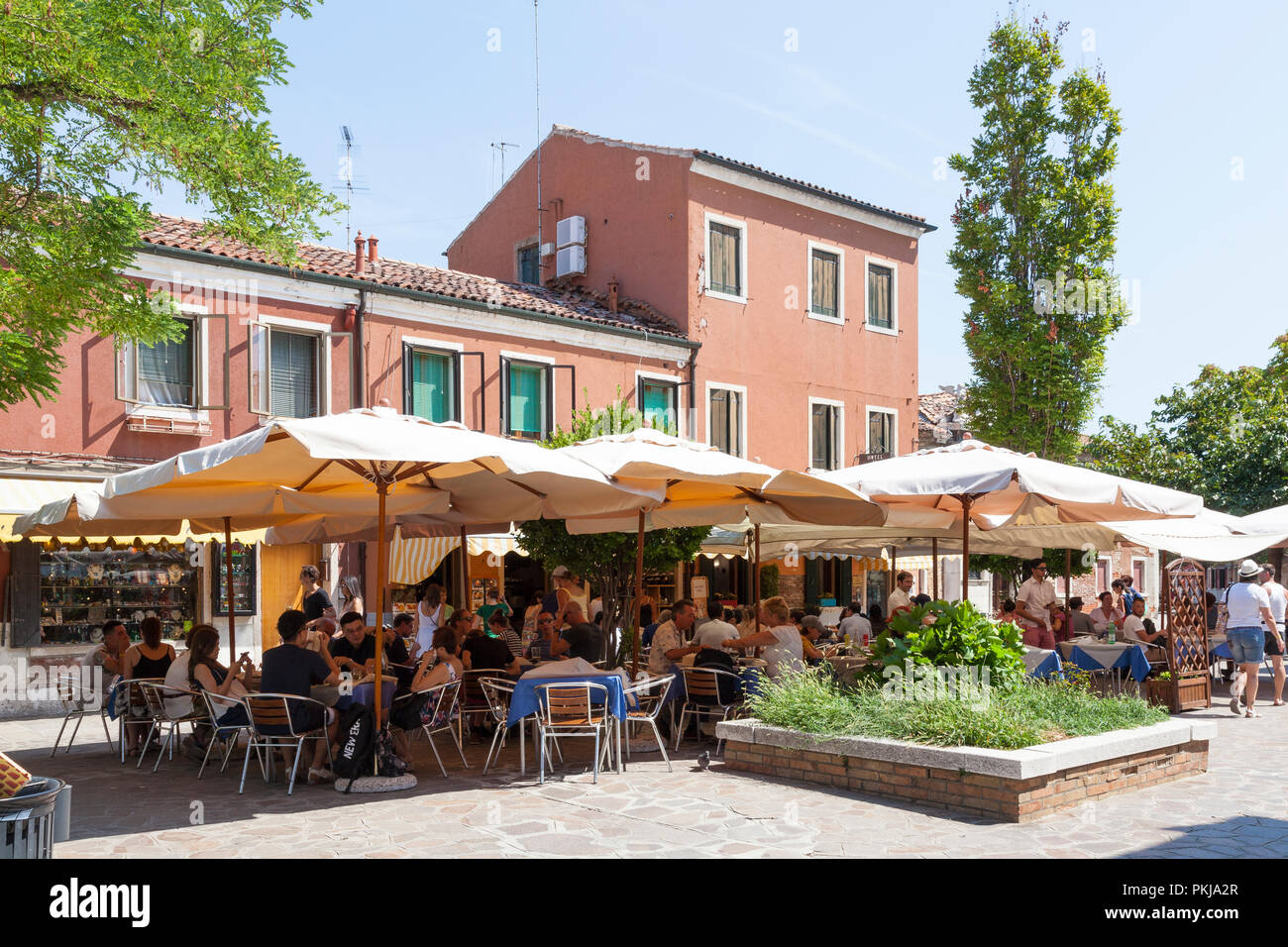 Tourists eating at an open air restaurant, trattoria, pizzeria, Calle ...