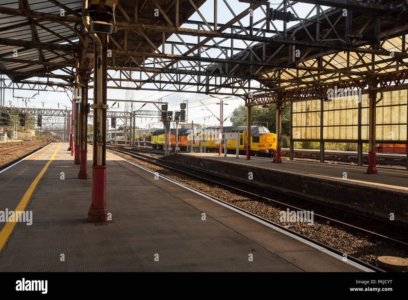Crewe railway station hi-res stock photography and images - Alamy