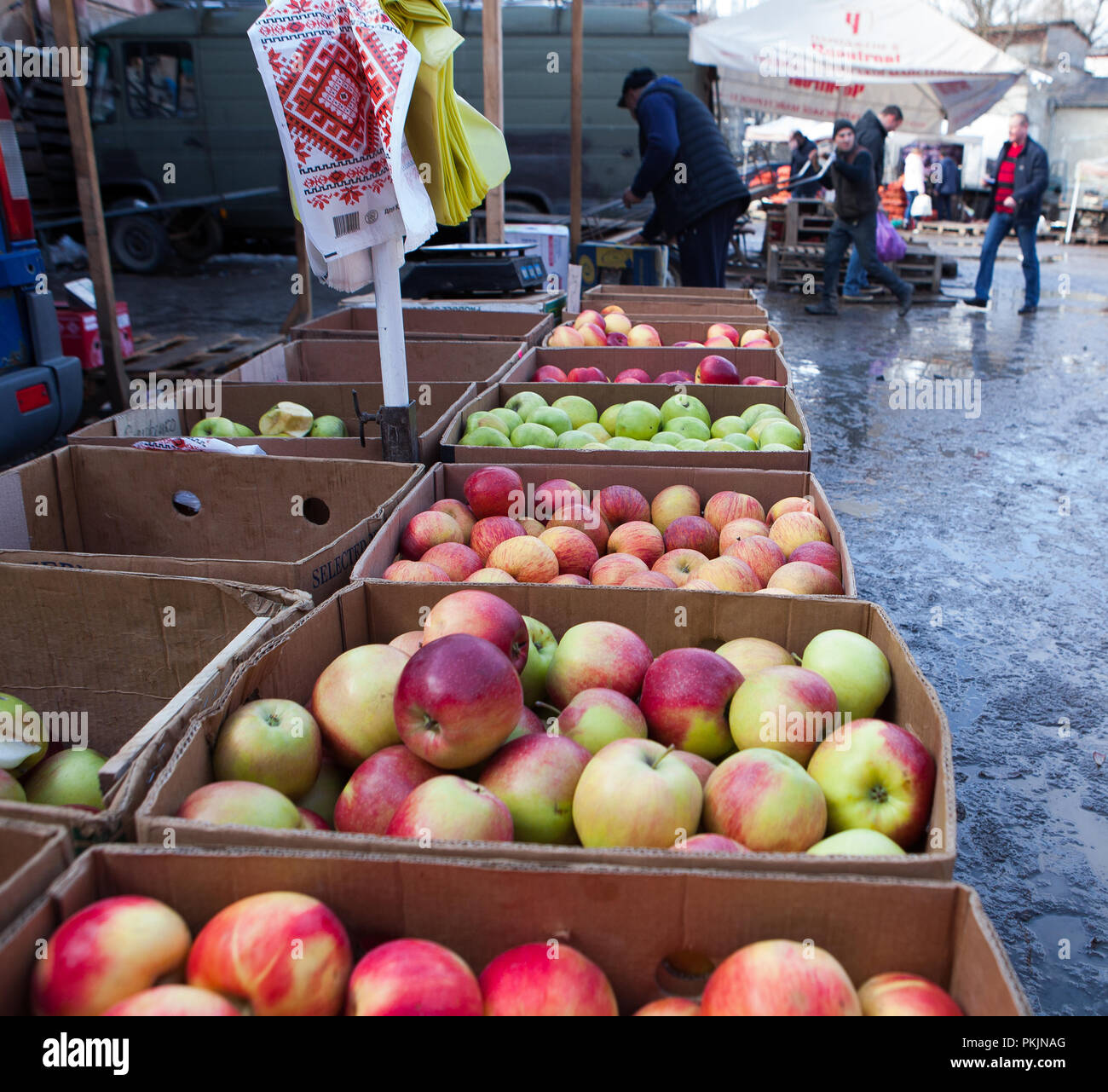 Red and green apple fruits in a market Stock Photo - Alamy