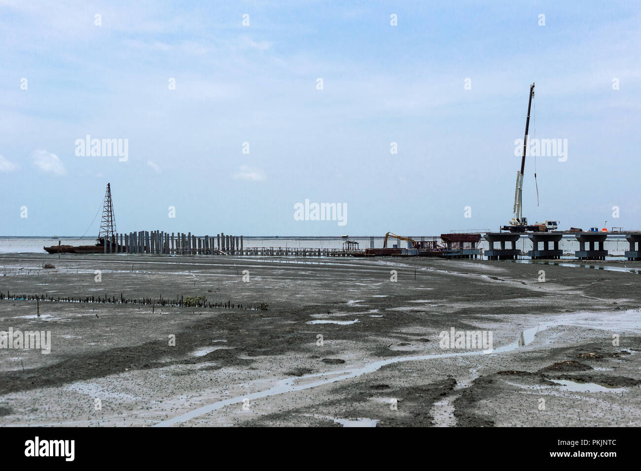 Piling crane hi-res stock photography and images - Alamy