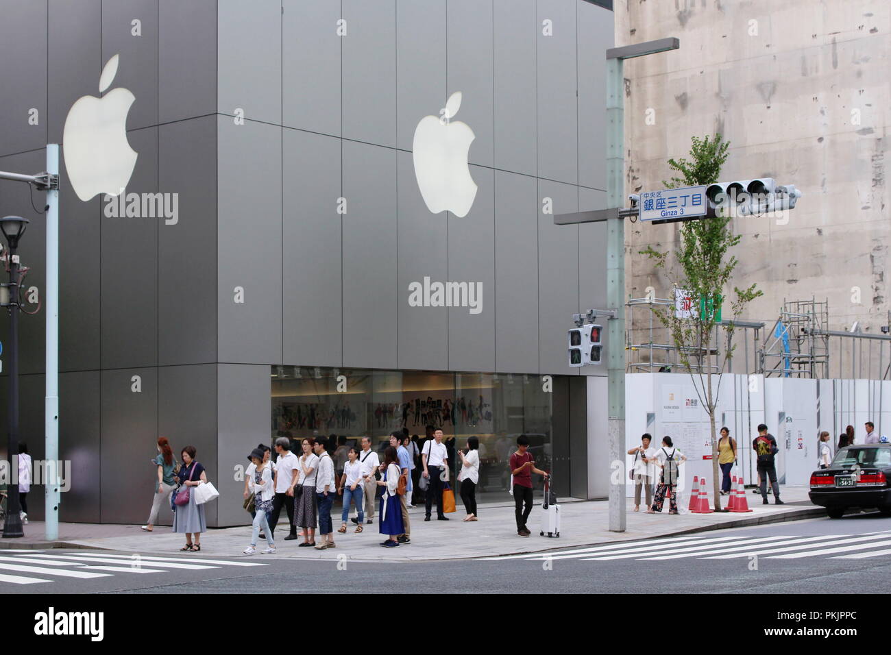 Apple store in ginza hi-res stock photography and images - Alamy
