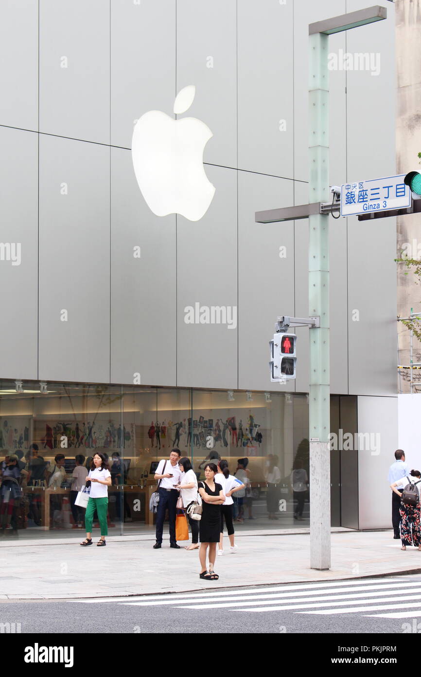 View of the Apple store in Ginza Stock Photo - Alamy