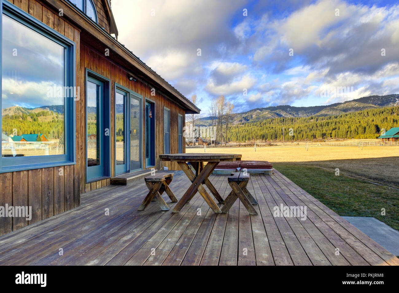 Small ranch house hi-res stock photography and images - Alamy