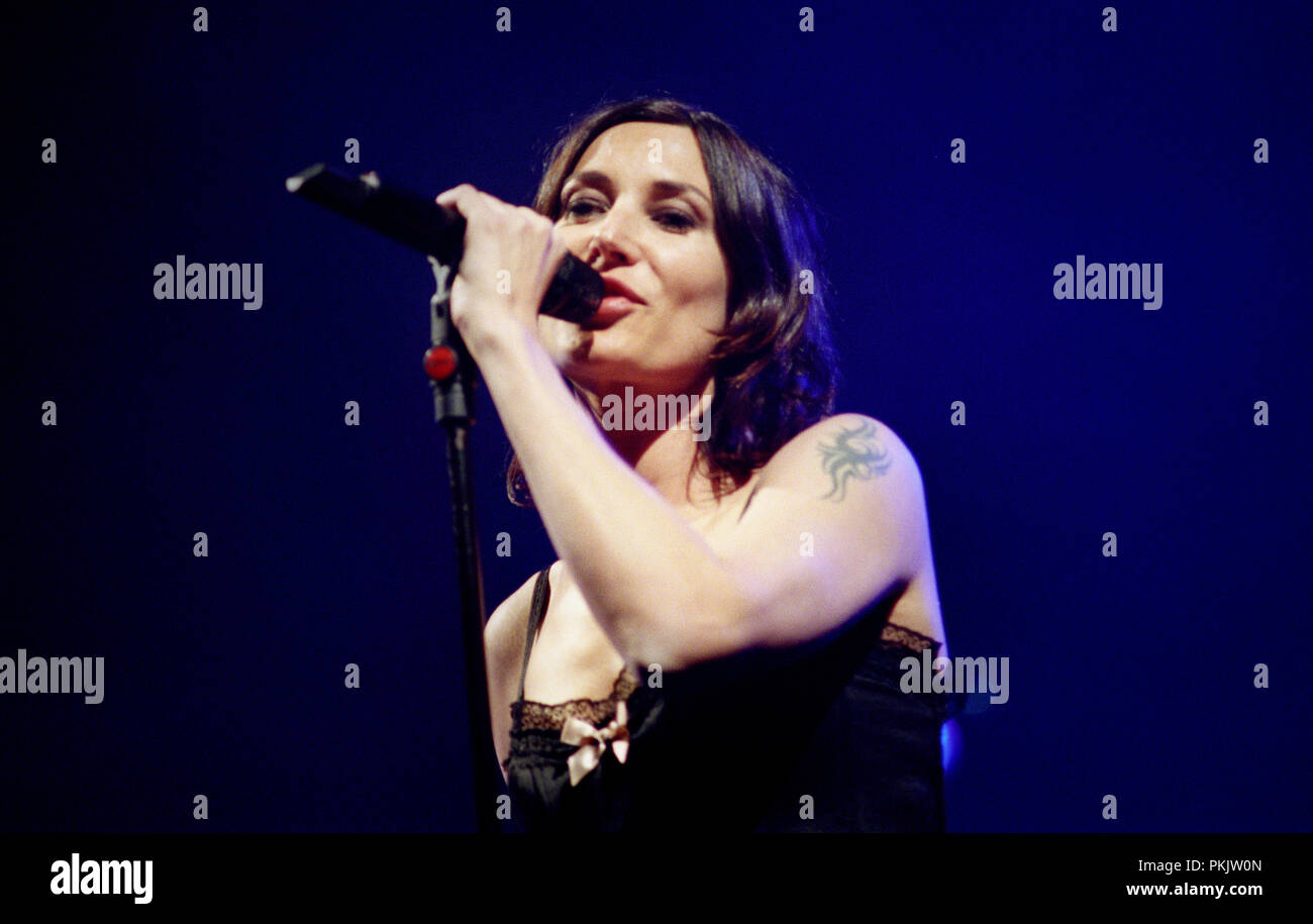 National chanteuse hi-res stock photography and images - Alamy