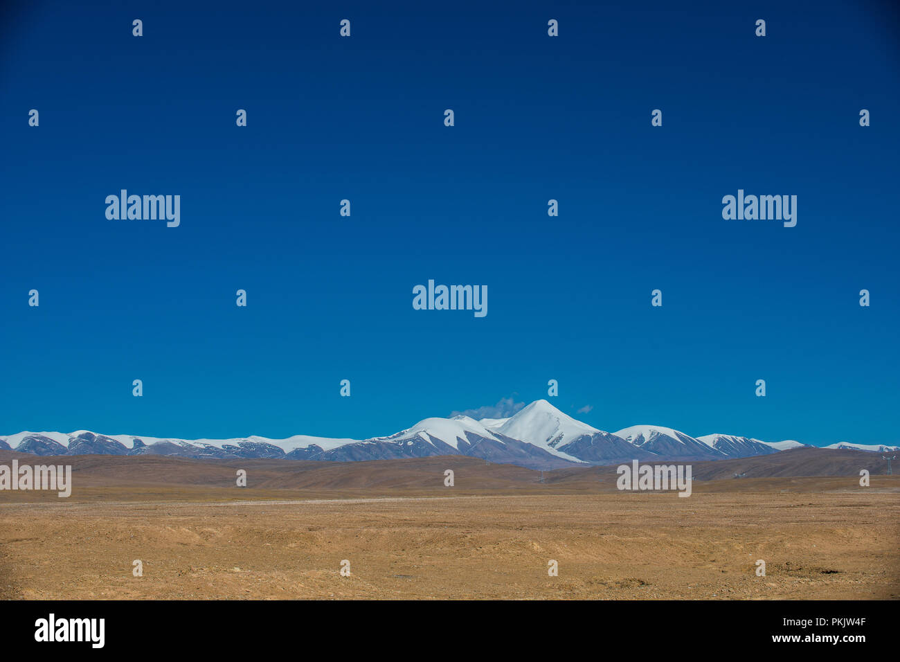 Golmud in qinghai province kunlun mountain yuzhu peak Stock Photo - Alamy