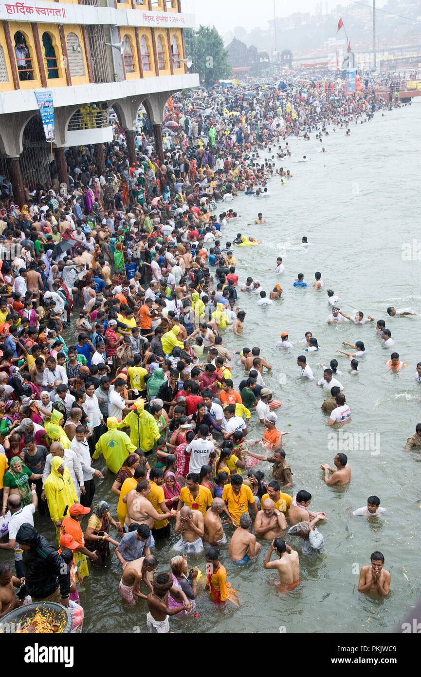 Hindu pilgrims taking holy dip hi-res stock photography and images - Alamy