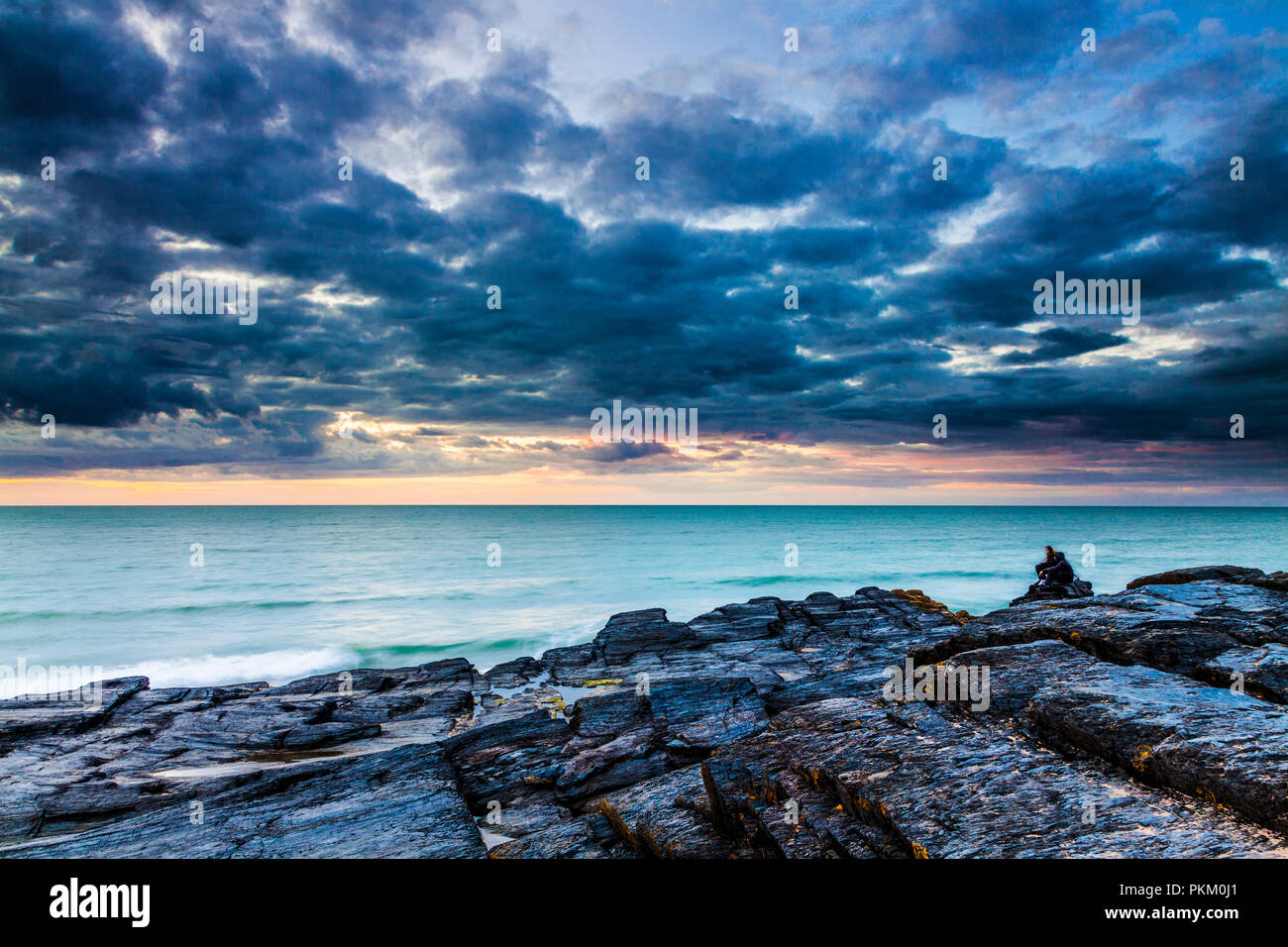 Welsh beach sunset couple hi-res stock photography and images - Alamy