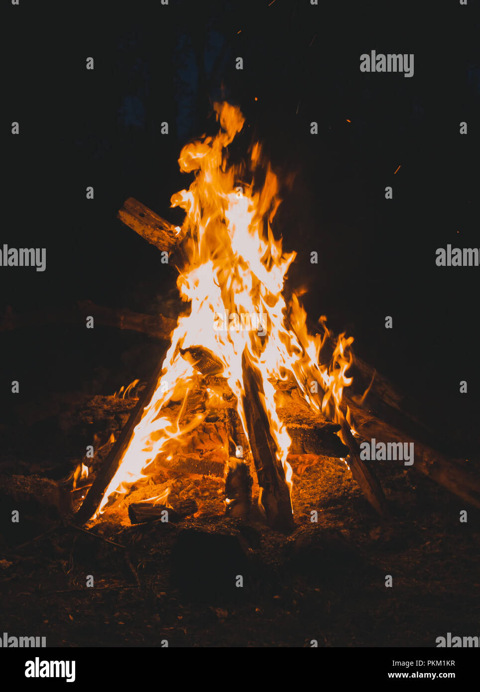 glowing camping fire at night Stock Photo - Alamy