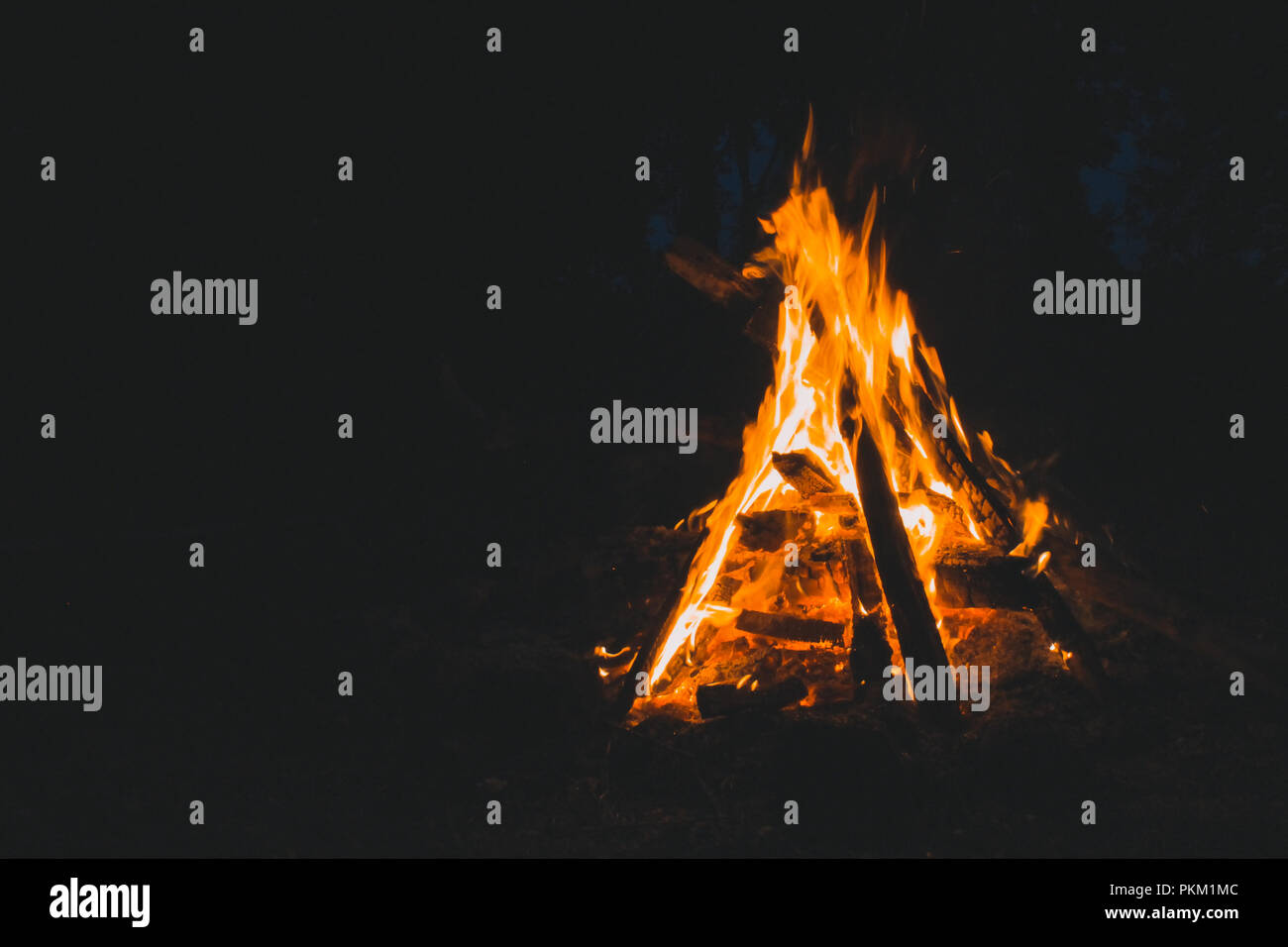 glowing camping fire at night Stock Photo - Alamy
