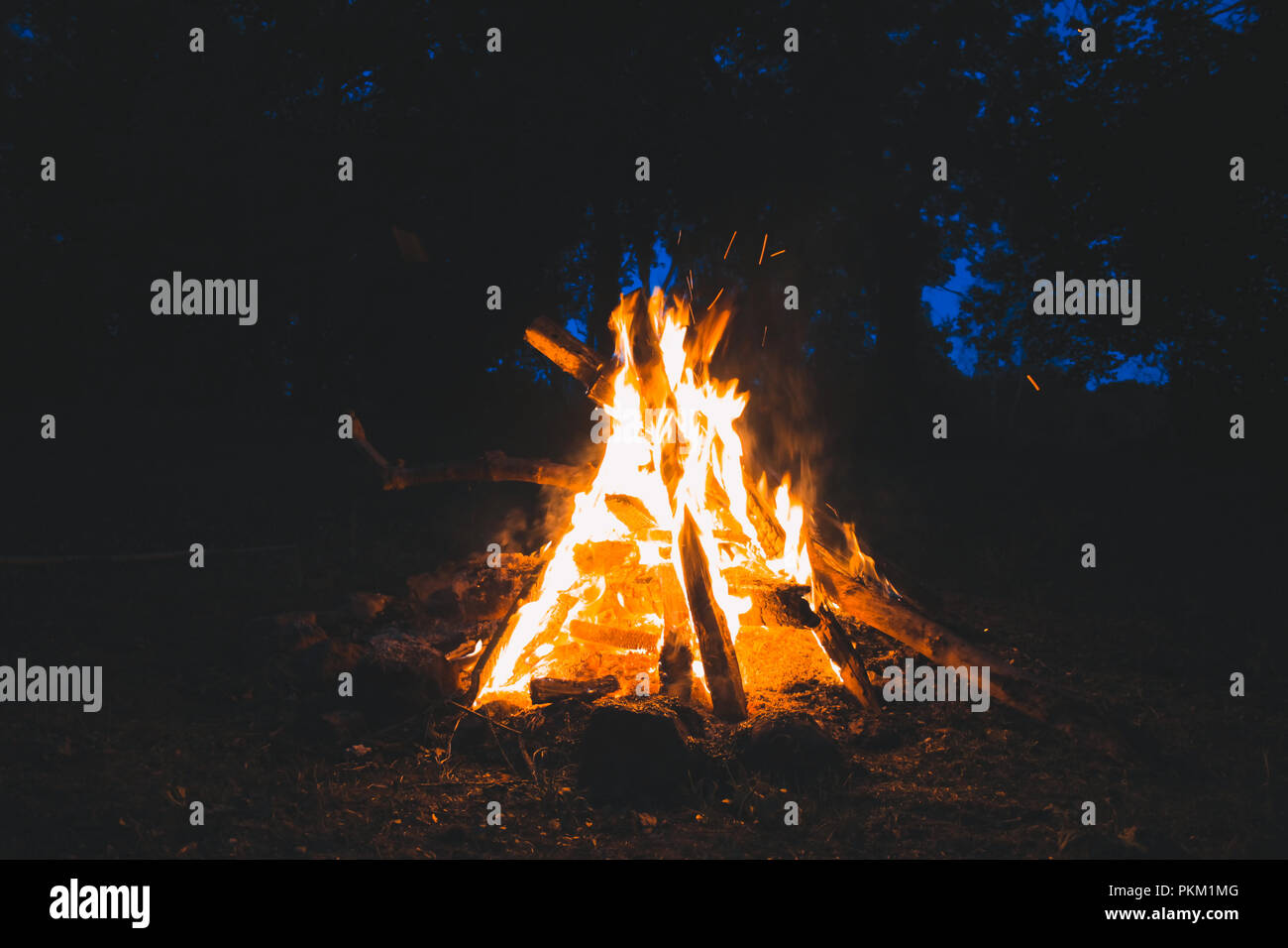 glowing camping fire at night Stock Photo - Alamy