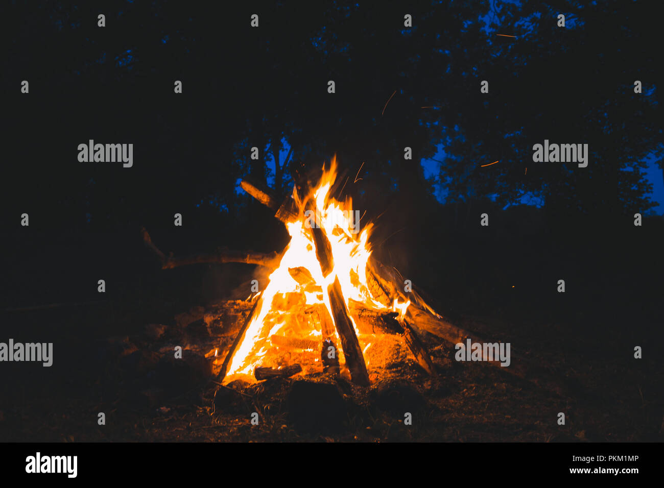glowing camping fire at night Stock Photo - Alamy