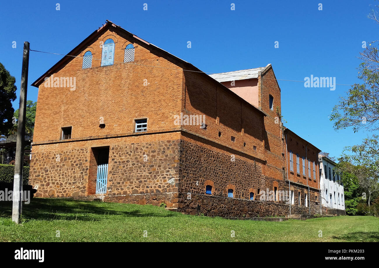 Barn doors brick hi-res stock photography and images - Alamy
