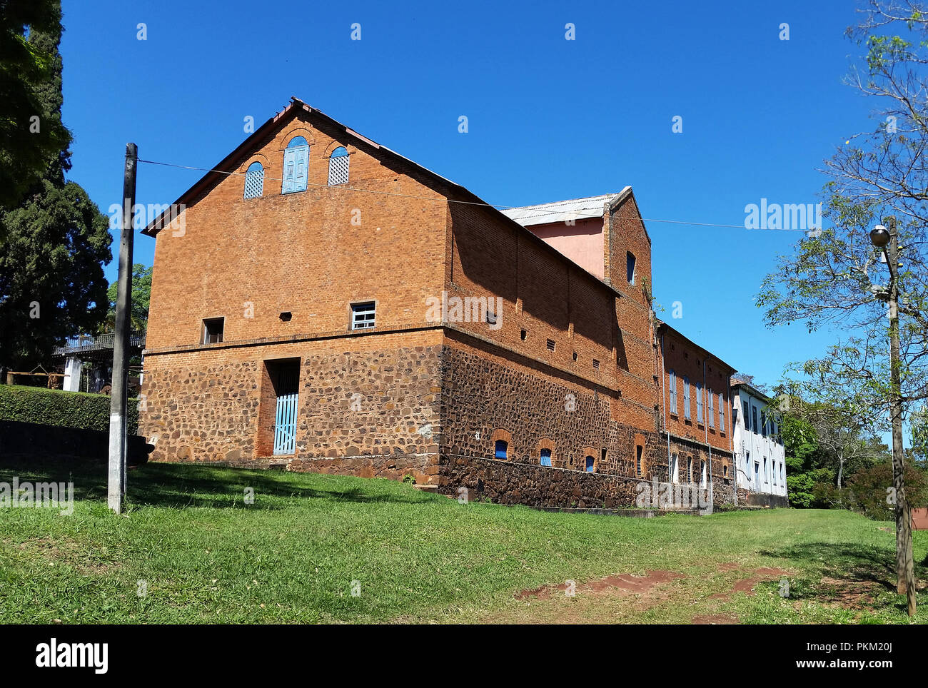 Old farm brick barn Stock Photo - Alamy
