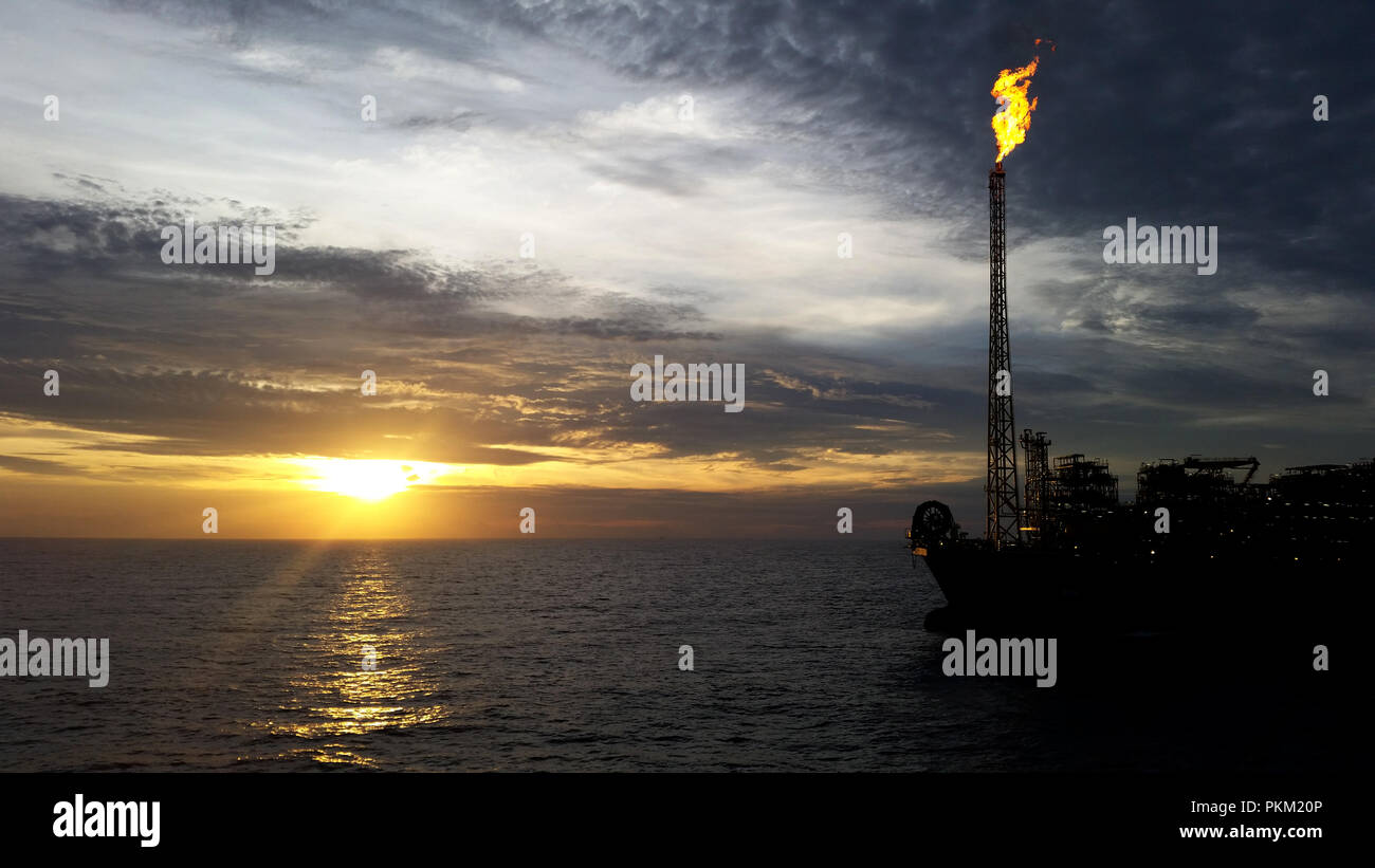 Oil & Gas offshore FPSO Oil Rig Stock Photo - Alamy