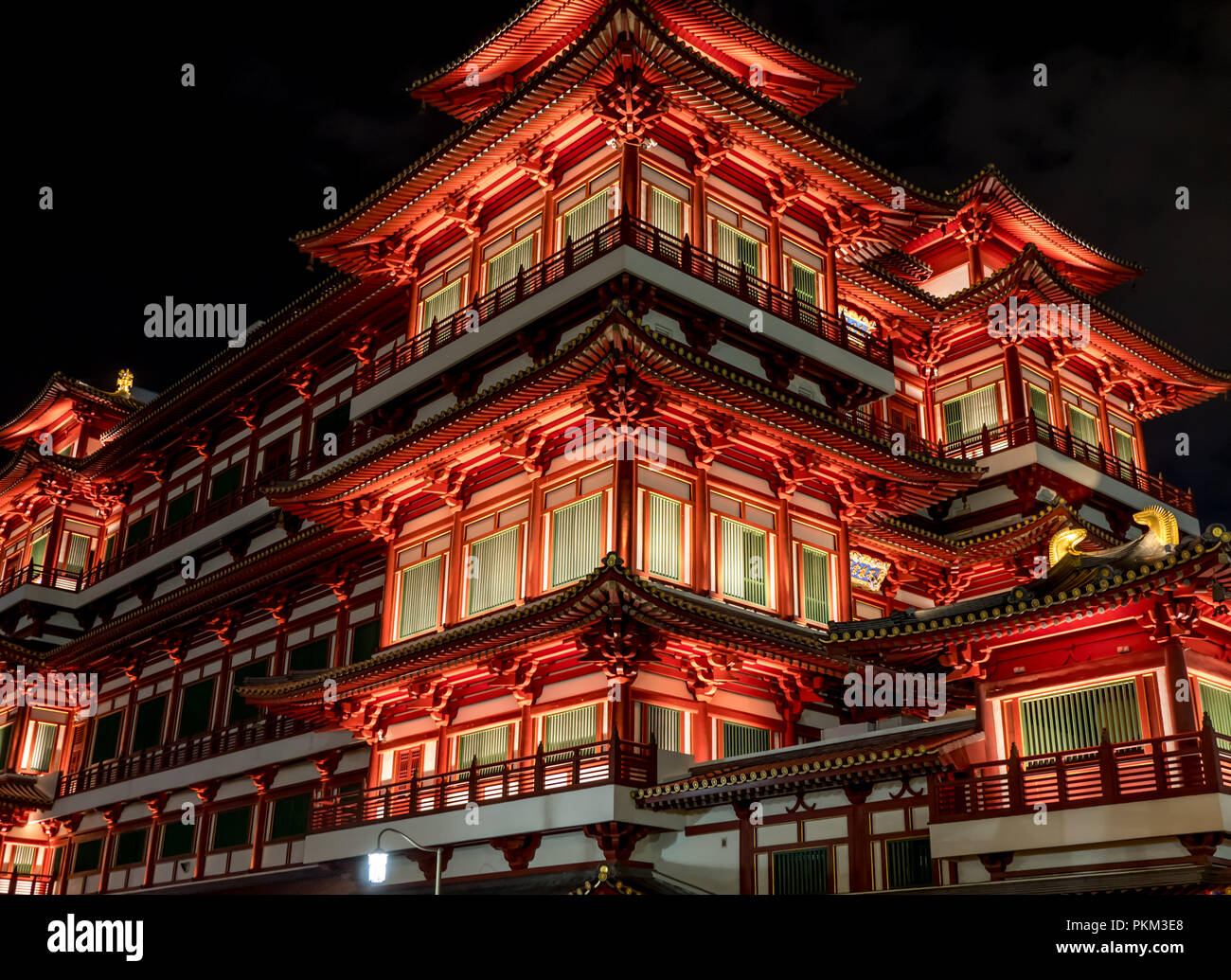 Singapore, Buddha Tooth Relic Temple at night in chinatown Stock Photo ...
