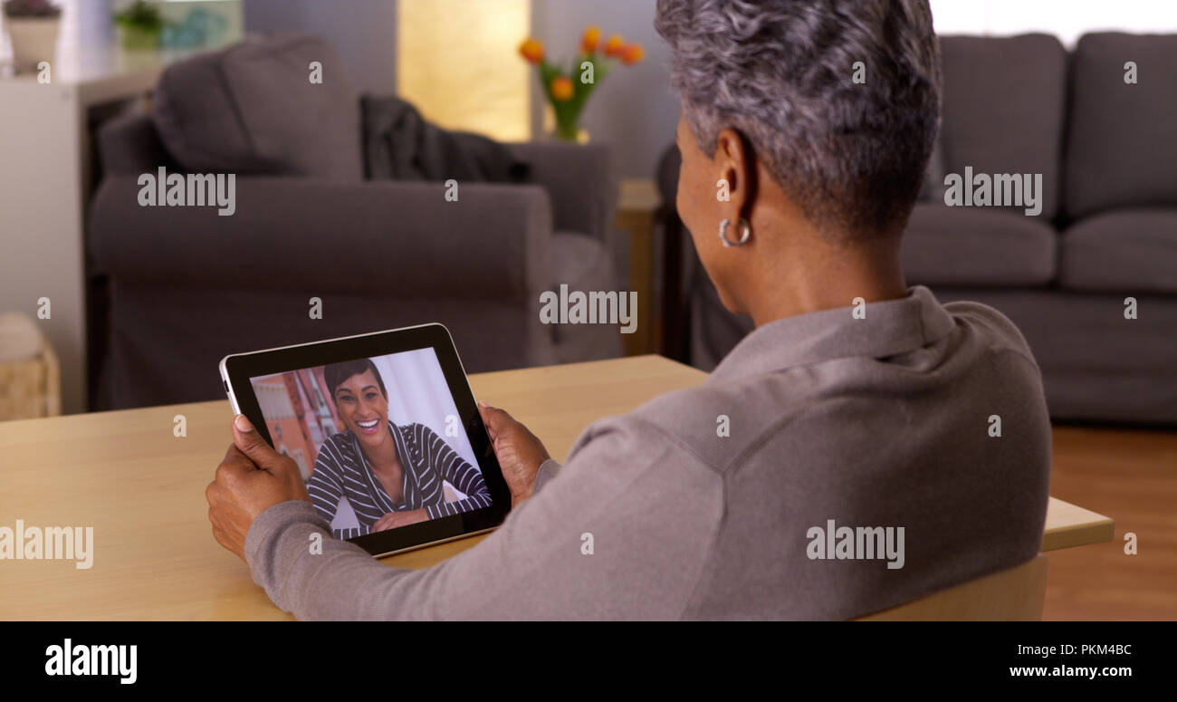Mother daughter chatting on tablet hi-res stock photography and images ...